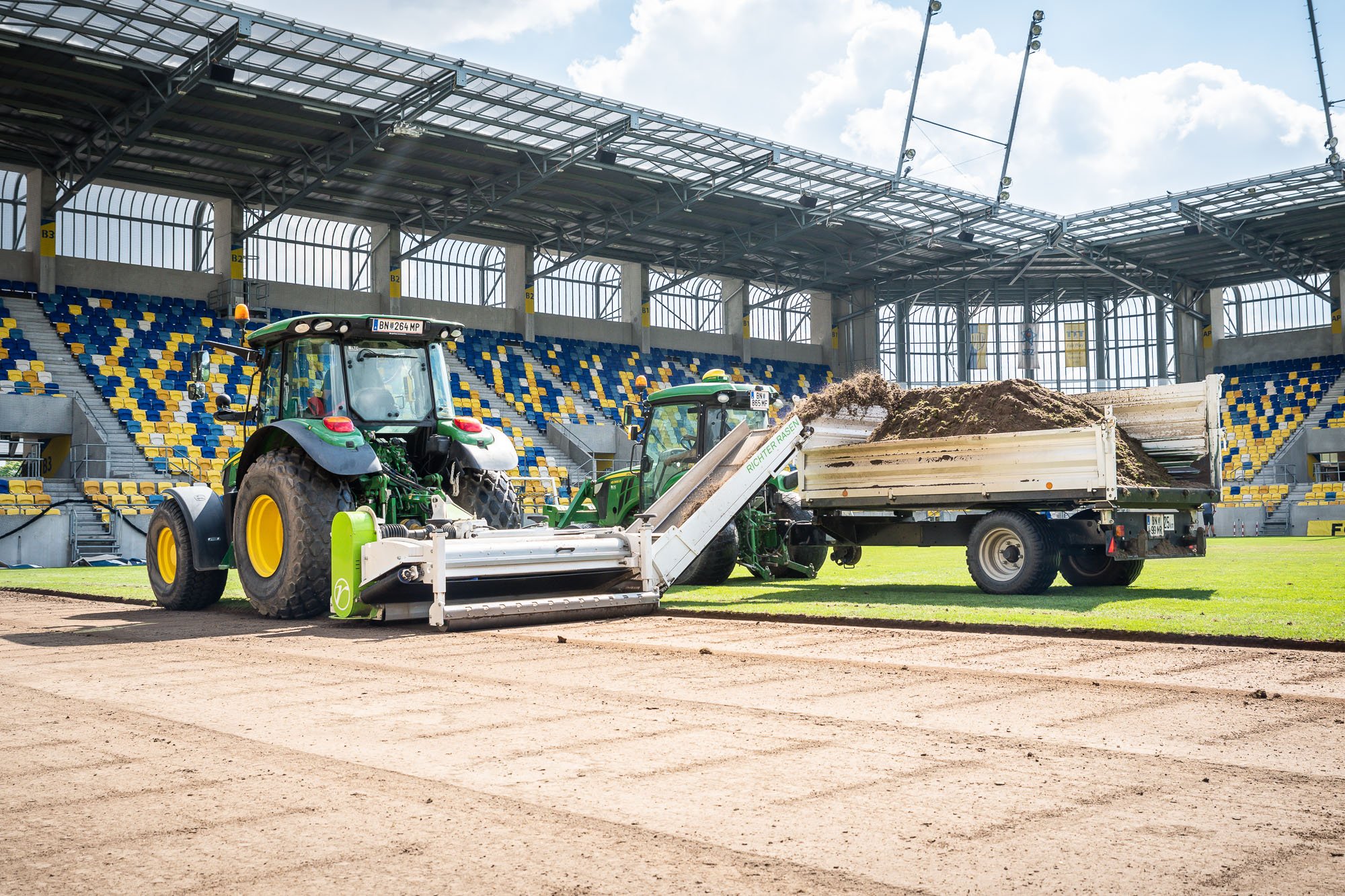 Video: Výmena trávnika v MOL Aréne, 1. deň » DAC 1904